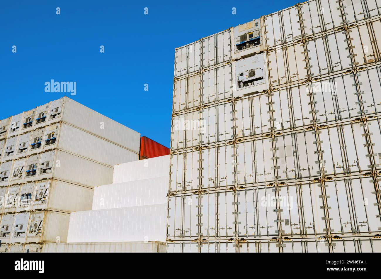 Cube containers hi-res stock photography and images - Alamy
