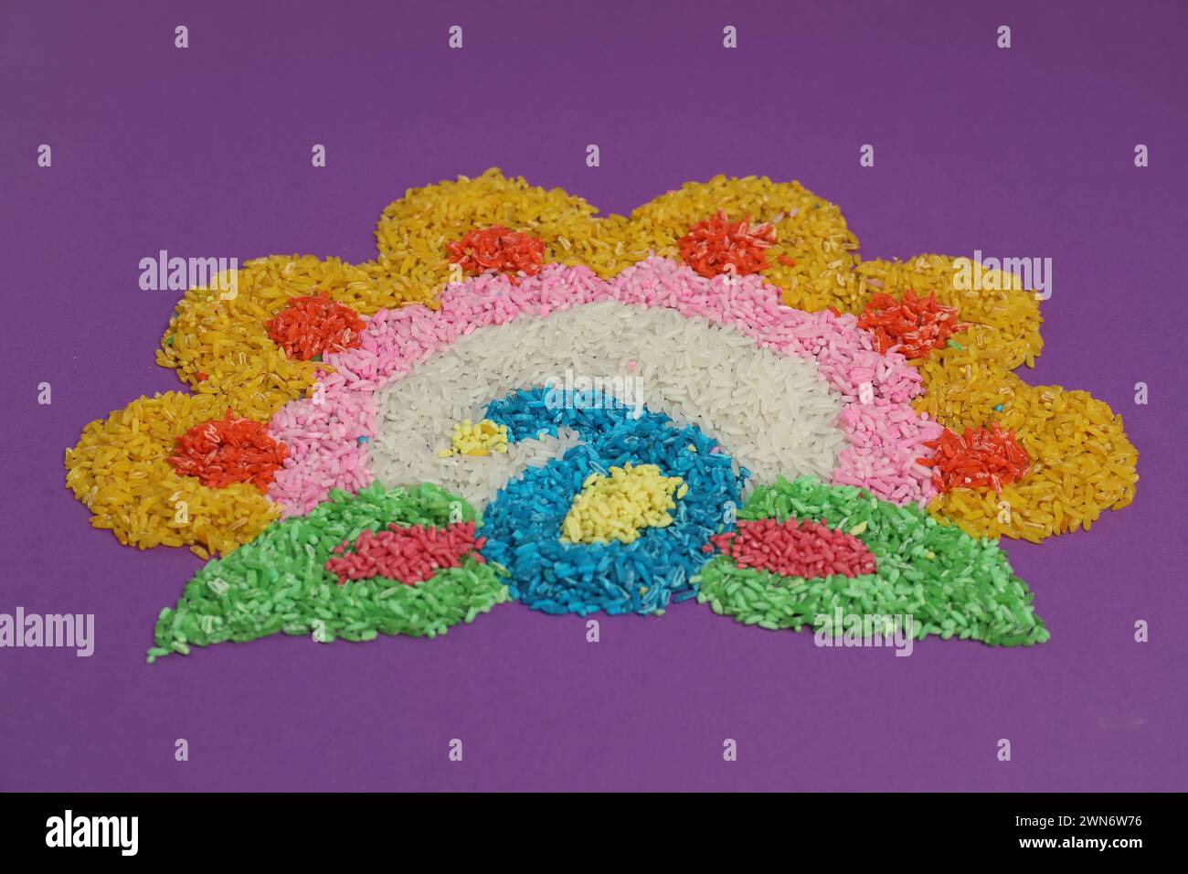 Yellow rangoli pattern hi-res stock photography and images - Alamy