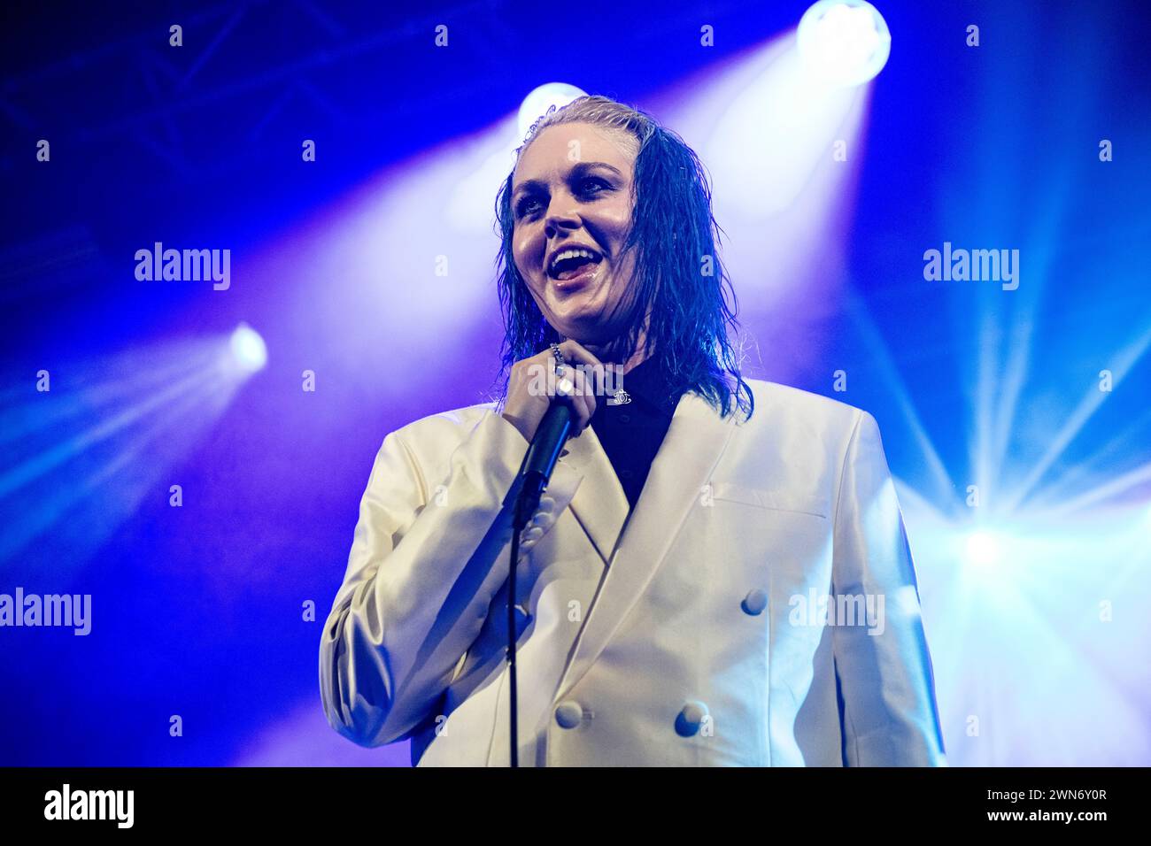 Cream suit hi-res stock photography and images - Alamy