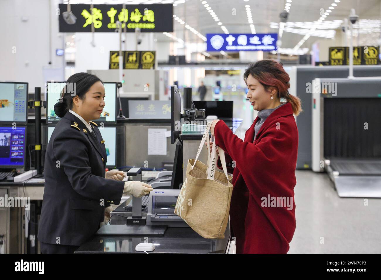(240301) -- ZHUHAI, March 1, 2024 (Xinhua) -- A staff member of customs ...
