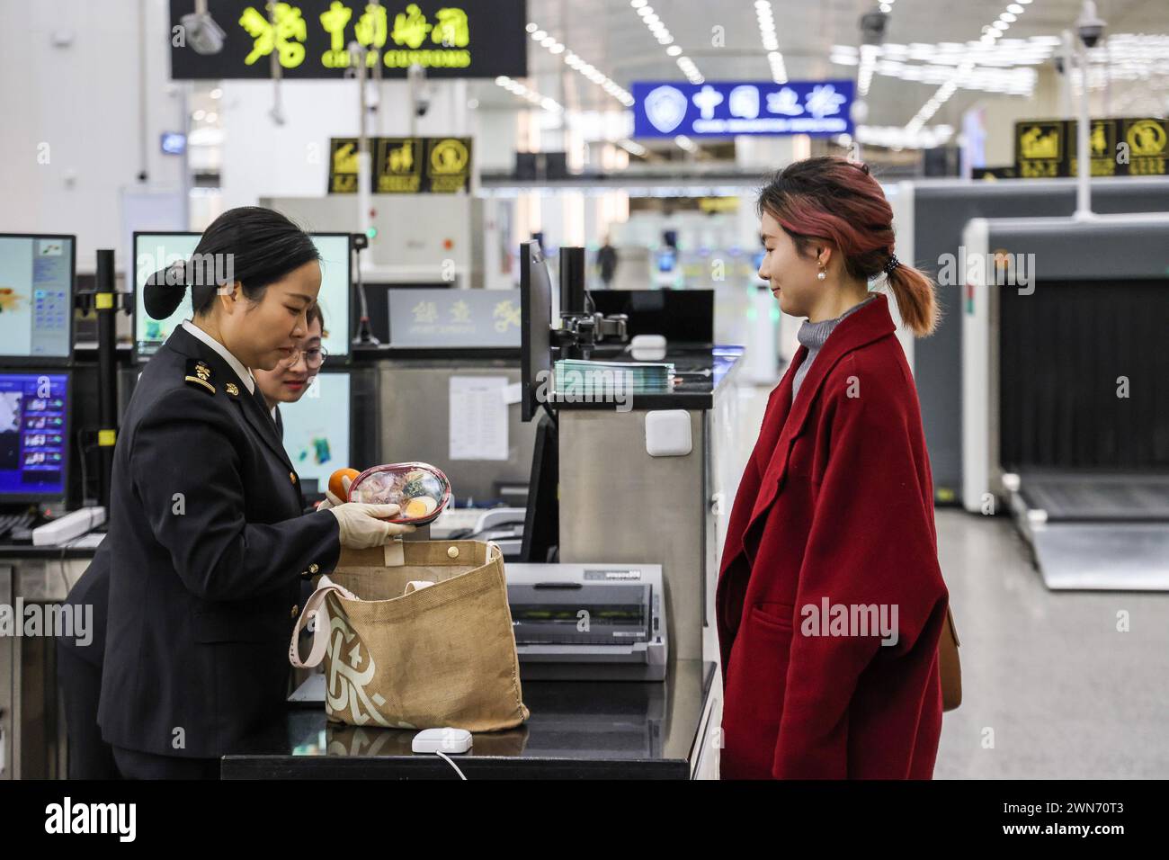 (240301) -- ZHUHAI, March 1, 2024 (Xinhua) -- A staff member of customs ...