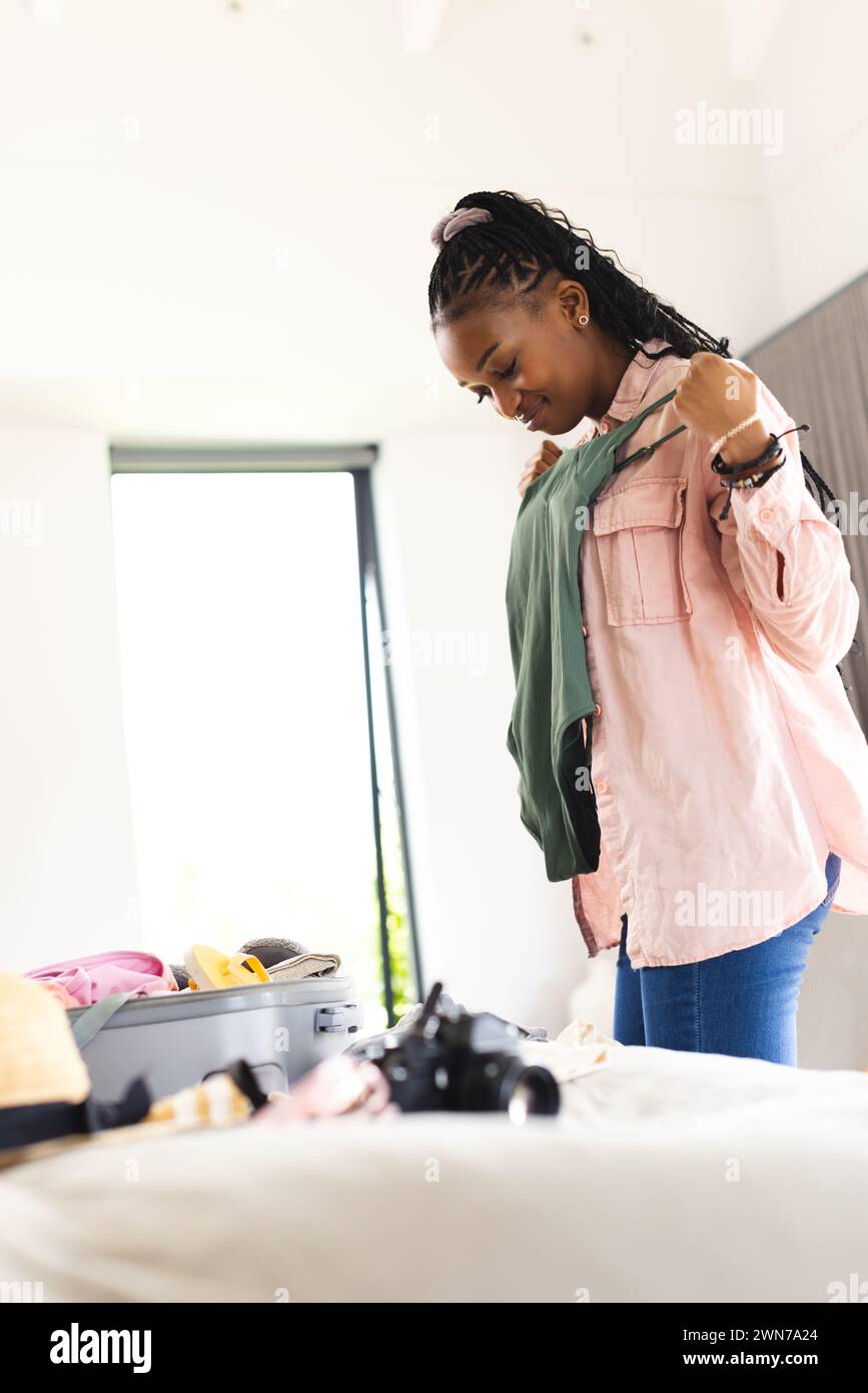Black woman packing suitcase hi-res stock photography and images - Alamy