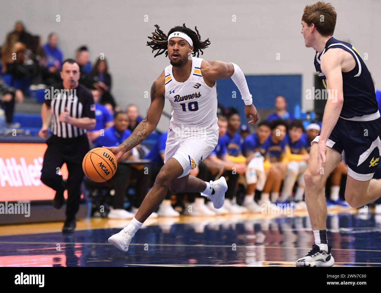 BAKERSFIELD, CA - FEBRUARY 29: Cal State Bakersfield Roadrunners guard ...