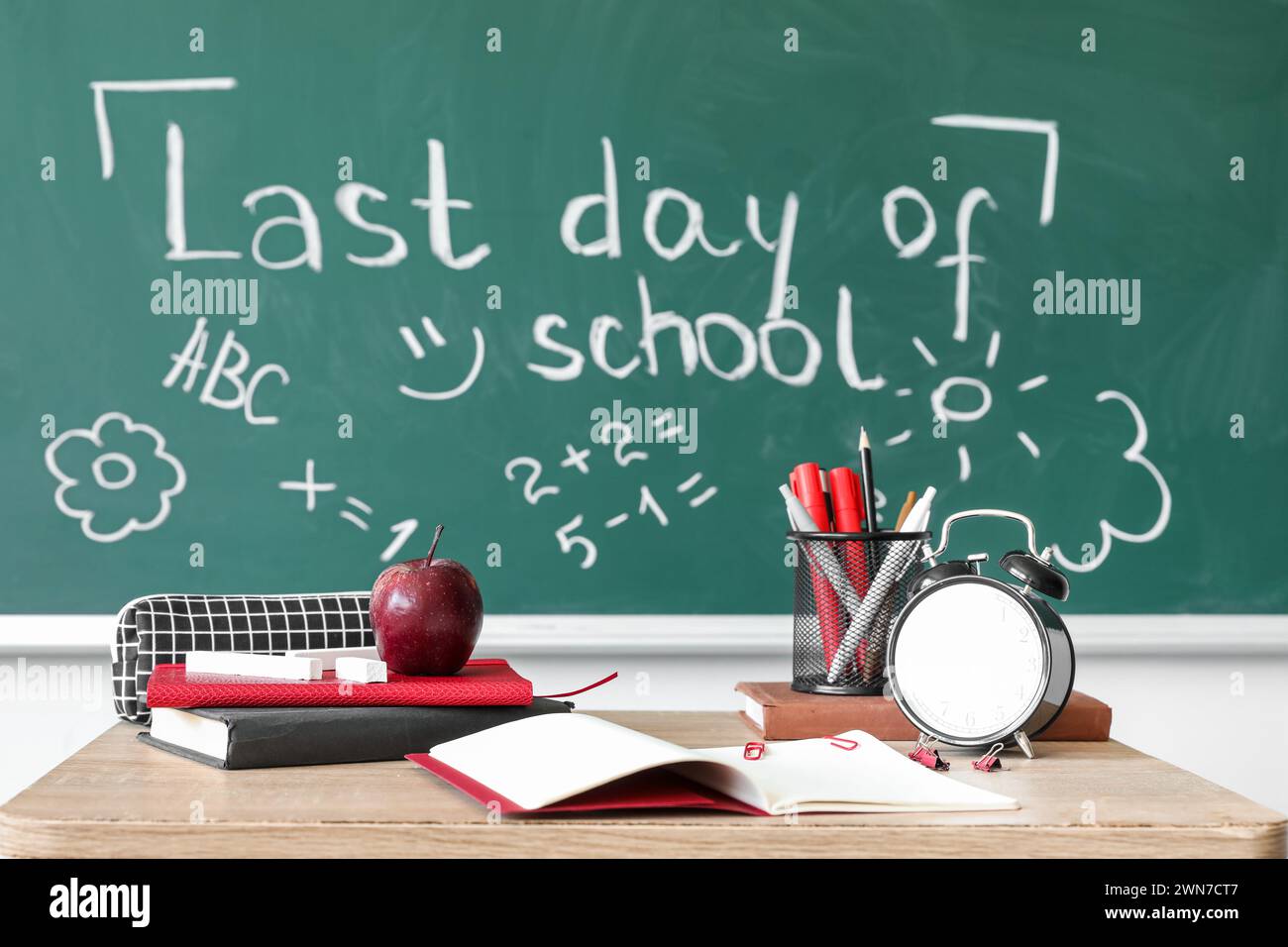 Text LAST DAY OF SCHOOL with drawings on blackboard in classroom Stock ...