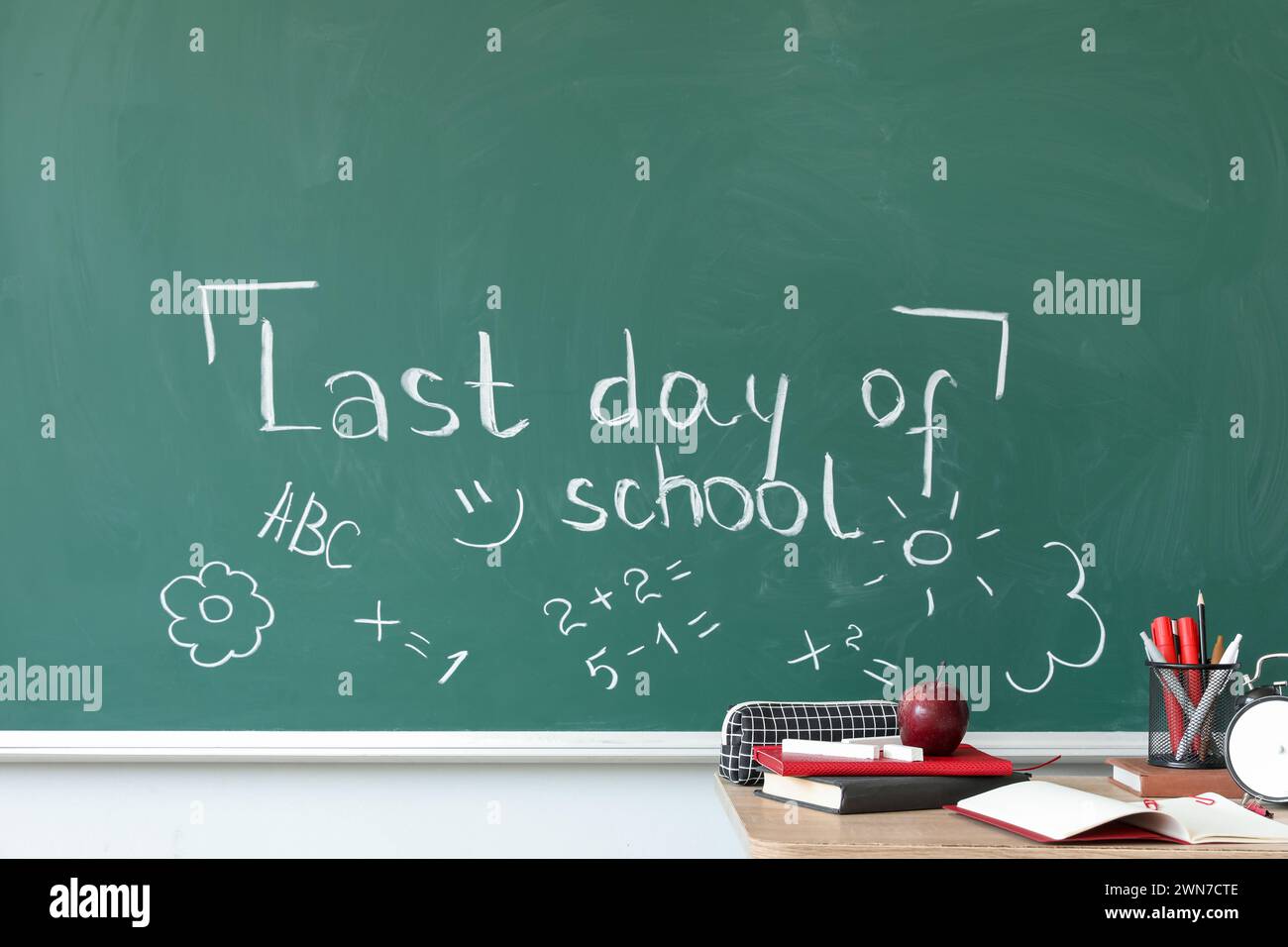 Text LAST DAY OF SCHOOL with drawings on blackboard in classroom Stock ...