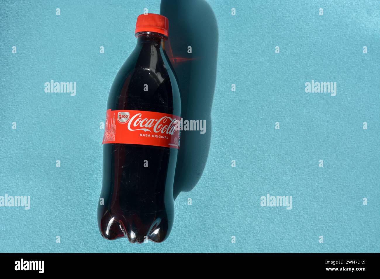 Hand holding coca cola bottle hi-res stock photography and images - Alamy
