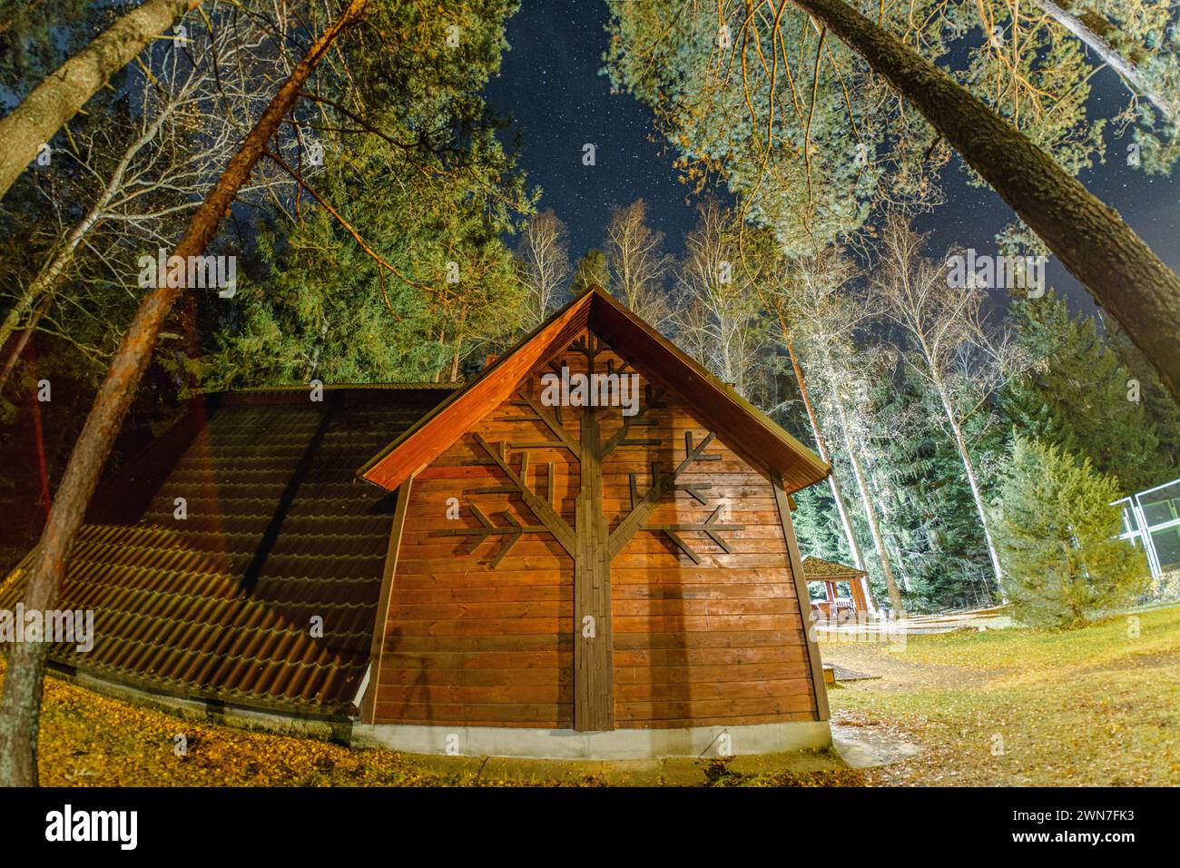 House beside lake view hi-res stock photography and images - Alamy