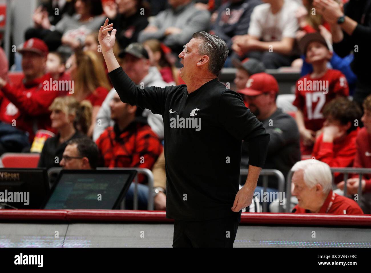 Washington State head coach Kyle Smith directs his team during the ...