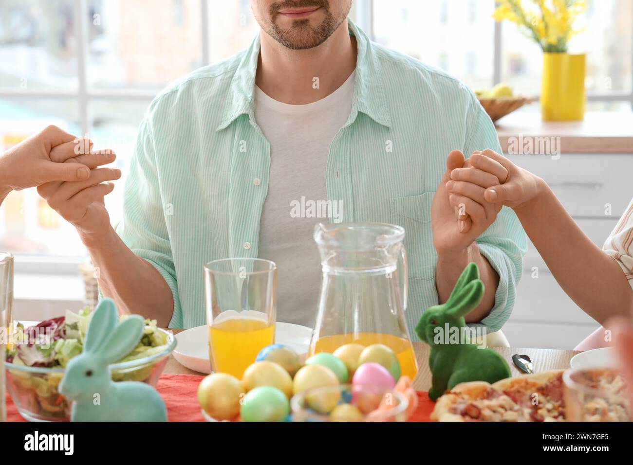 Praying before easter dinner hi-res stock photography and images - Alamy