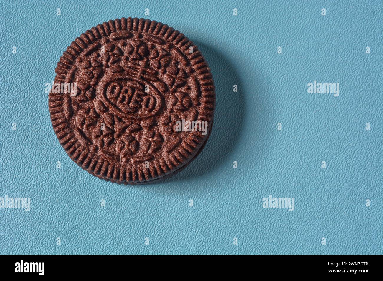 2 Mei 2023, Oreo, marshmallow, permen dengan latar belakang biru ...