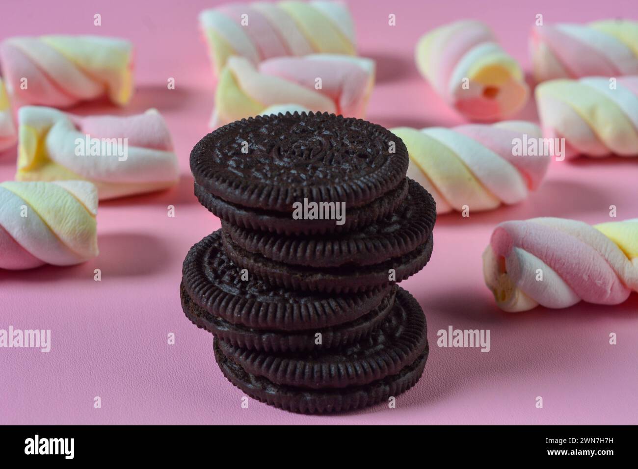 2 Mei 2023, Makanan manis cokelat, kue cokelat, oreo, dan marshmallow ...