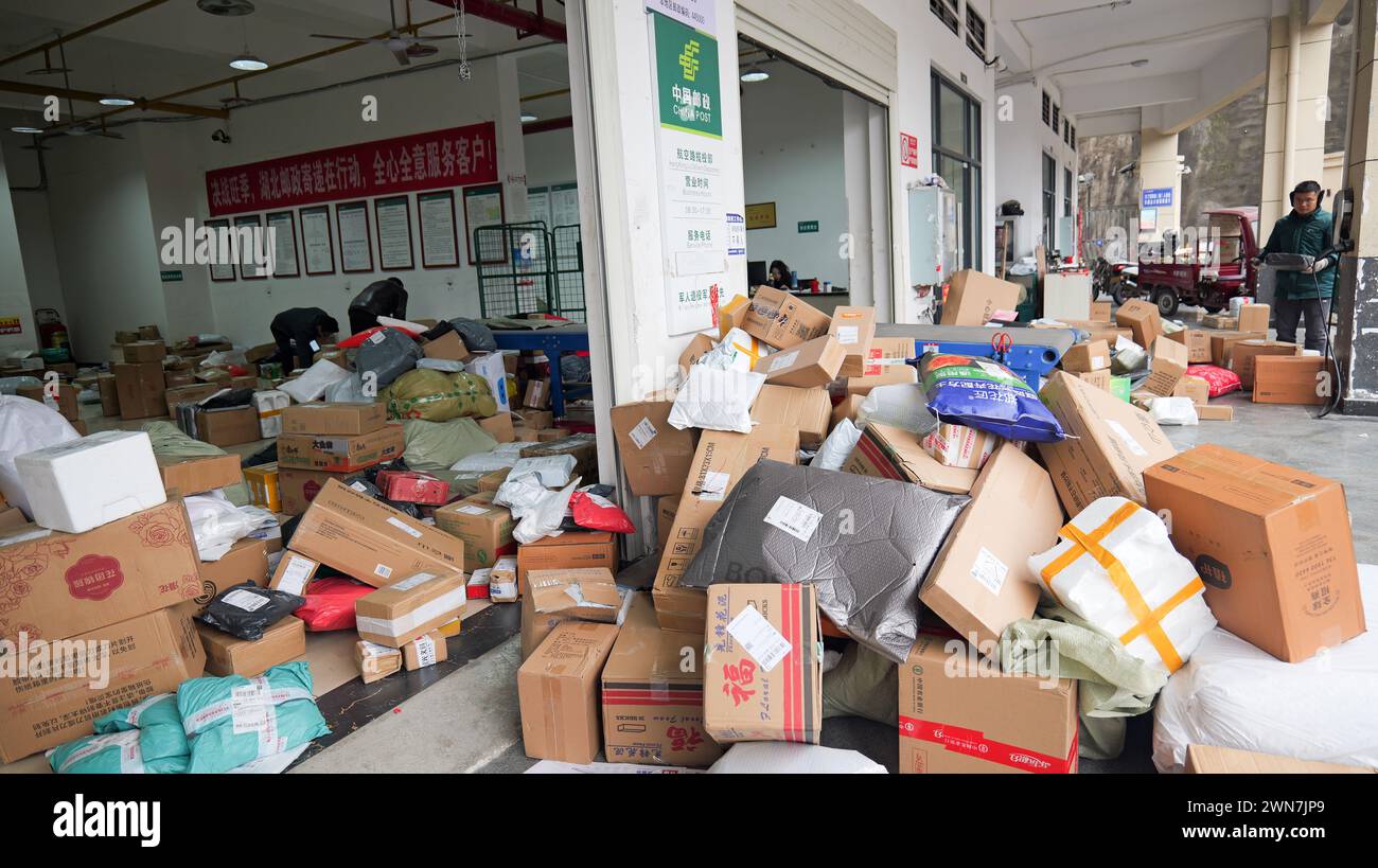 ENSHI, CHINA - MARCH 1, 2024 - Staff members are sorting express deliveries at the investment ...