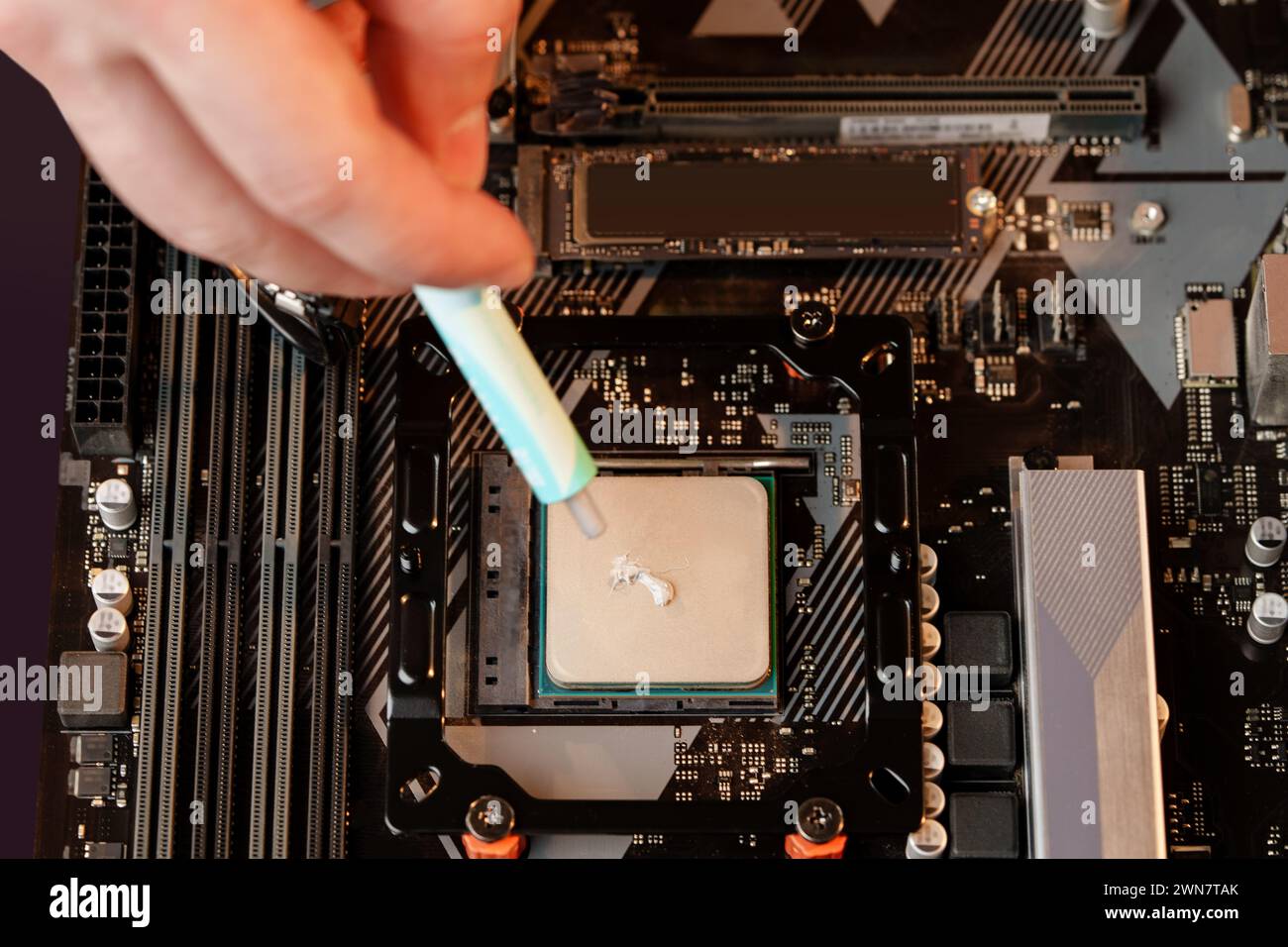 Man applies thermal paste to the CPU Stock Photo - Alamy