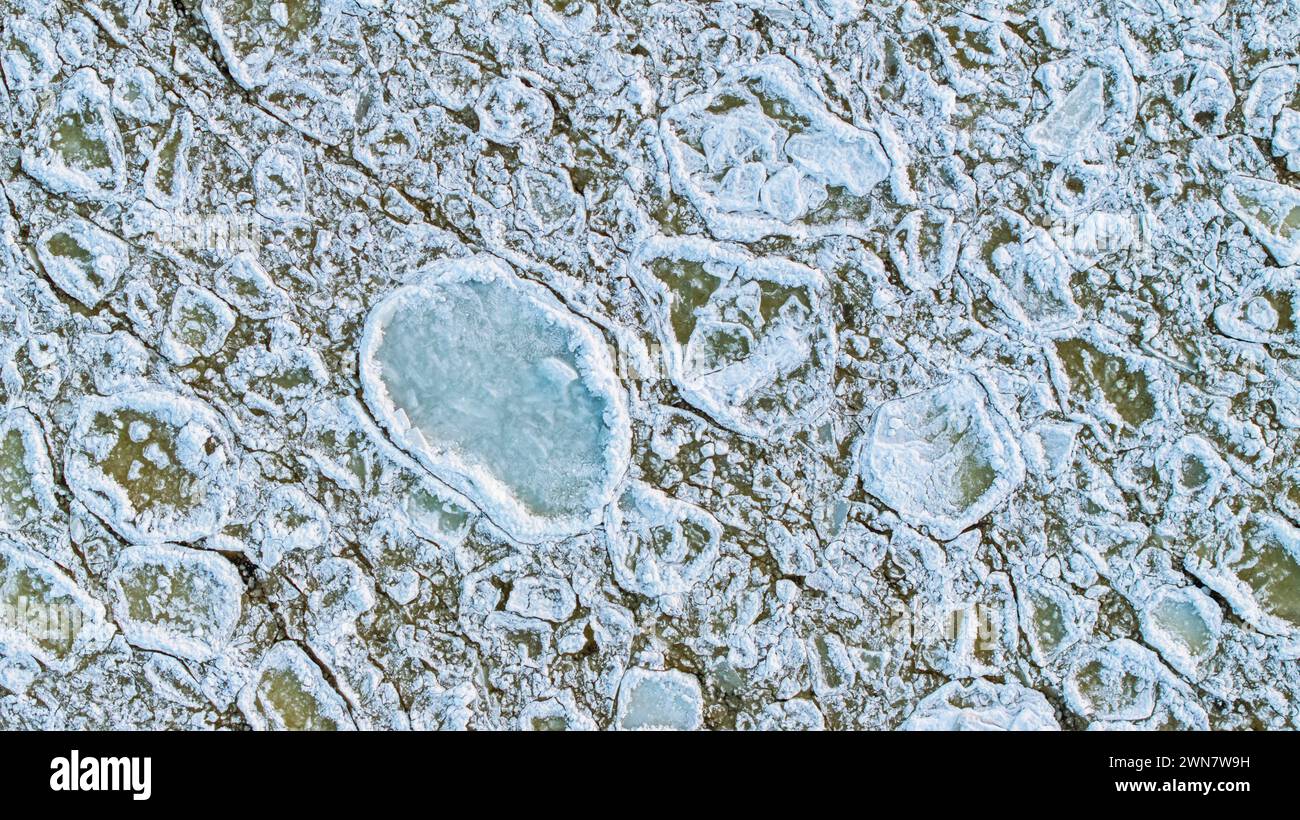 Aerial top-down view to the textures and patterns of the cracked sea ...