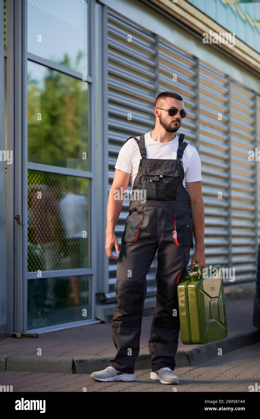 Full service gas station hi-res stock photography and images - Alamy