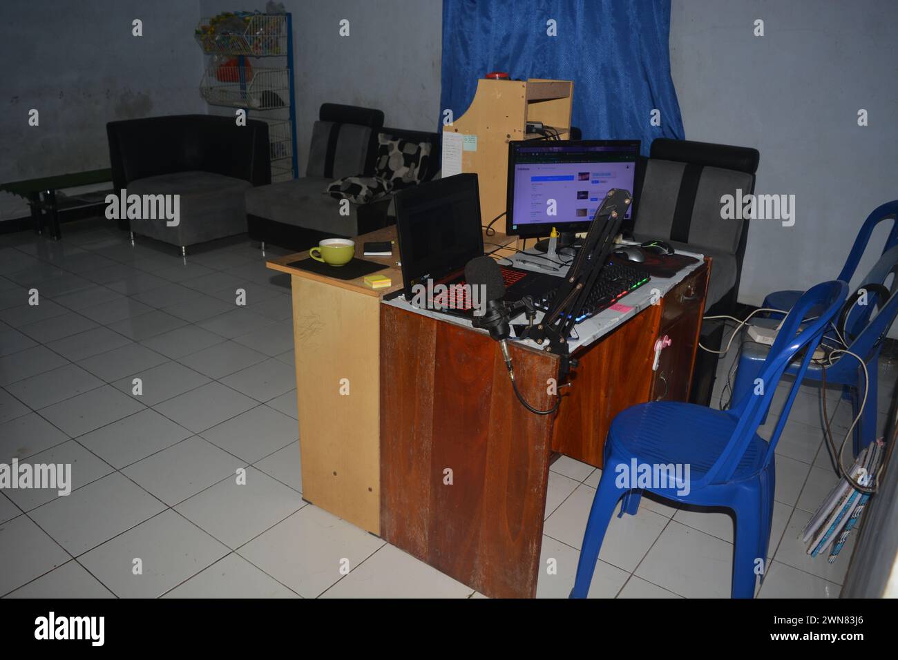 Indonesia school classroom computer hi-res stock photography and images ...