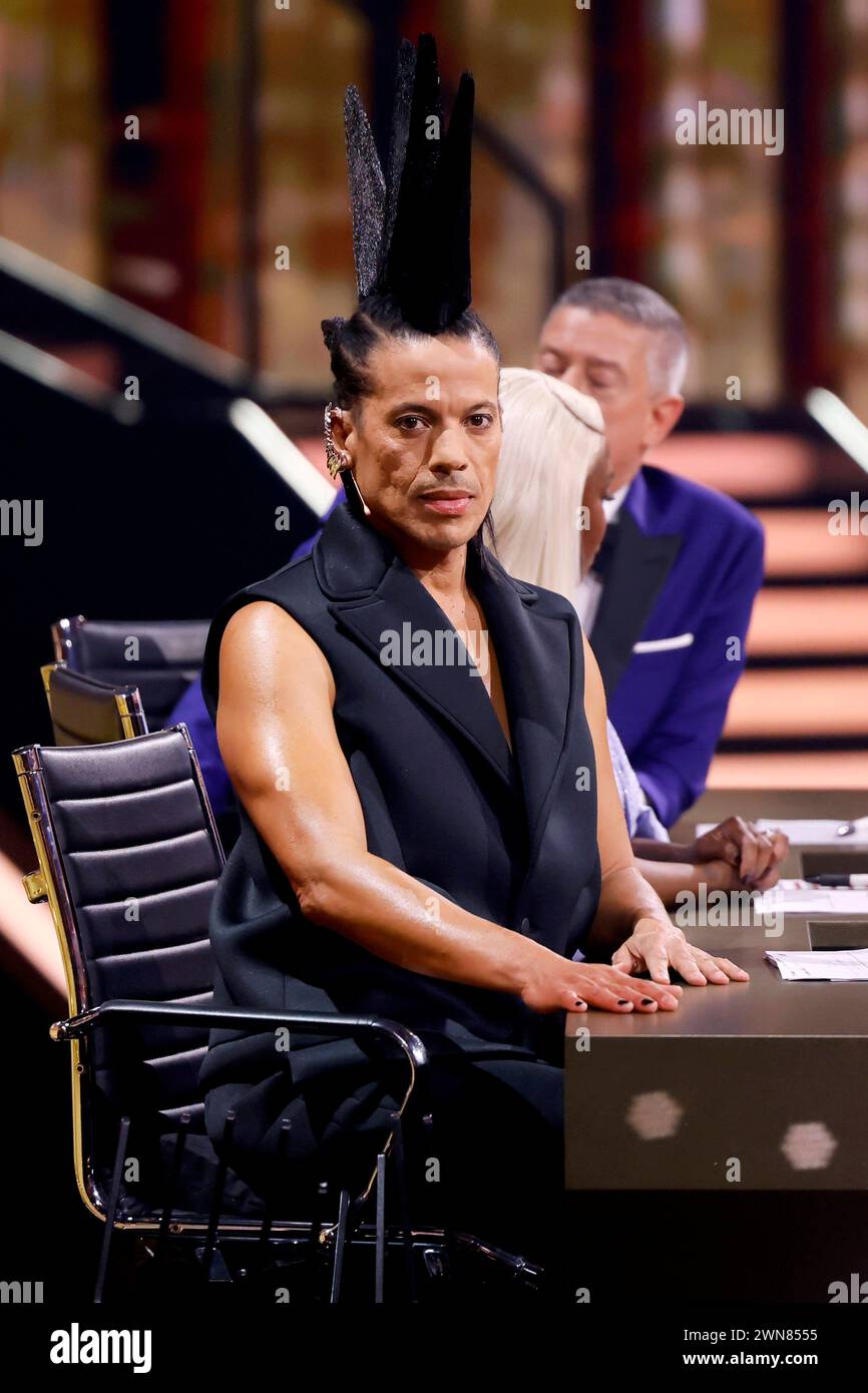 Die Juroren Jorge Gonzalez, Motsi Mabuse und Joachim Llambi bei der 17 ...