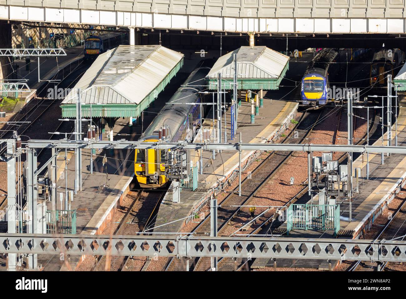 Edinburgh Waverley train station Stock Photo - Alamy