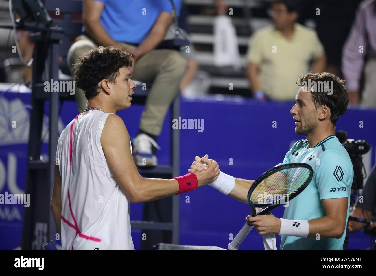 Acapulco, Mexico. 1st Mar, 2024. Casper Ruud (R) of Norway shakes hands ...