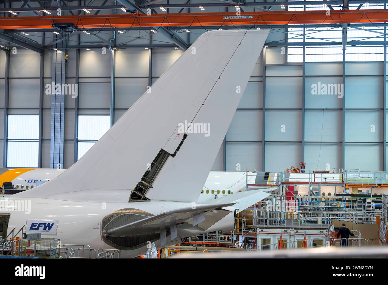 Halle 230, Elbe Flugzeugwerken, hier arbeitet man unter anderem an der ...