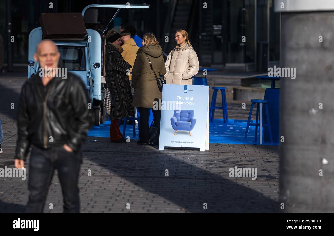 UTRECHT - Tax authorities help people with their tax returns at Utrecht ...