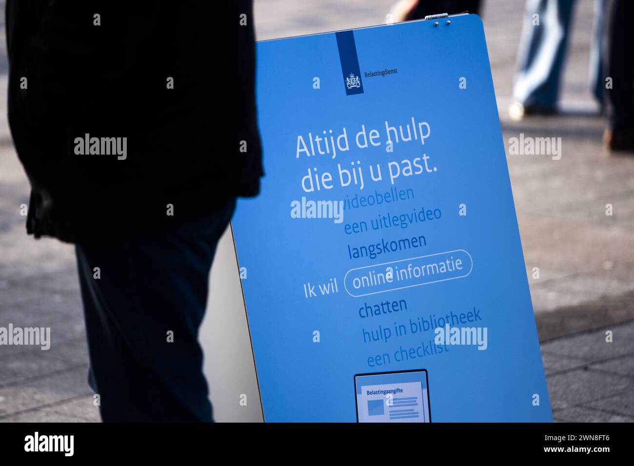 UTRECHT - Tax authorities help people with their tax returns at Utrecht ...