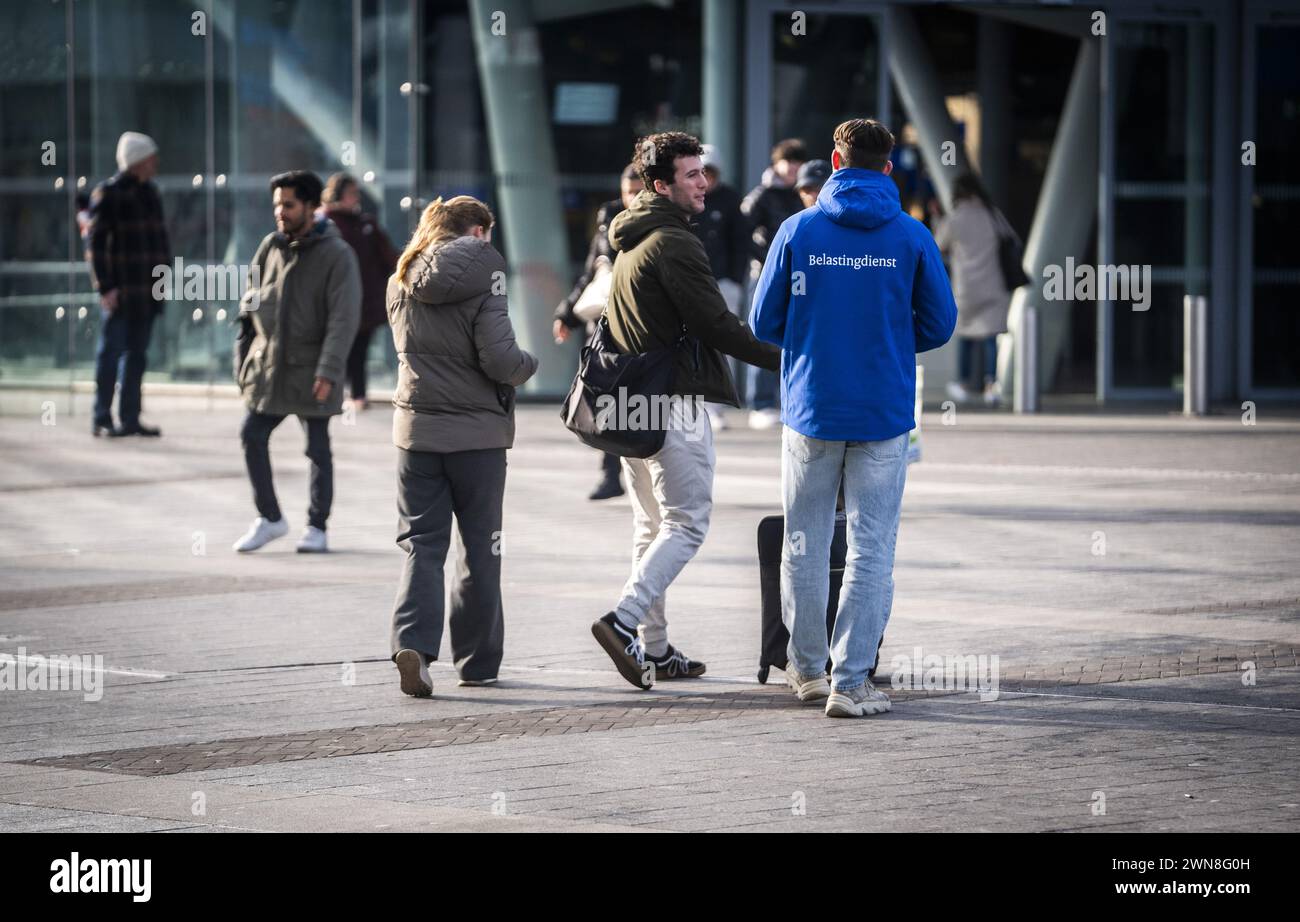 UTRECHT - Tax authorities help people with their tax returns at Utrecht ...