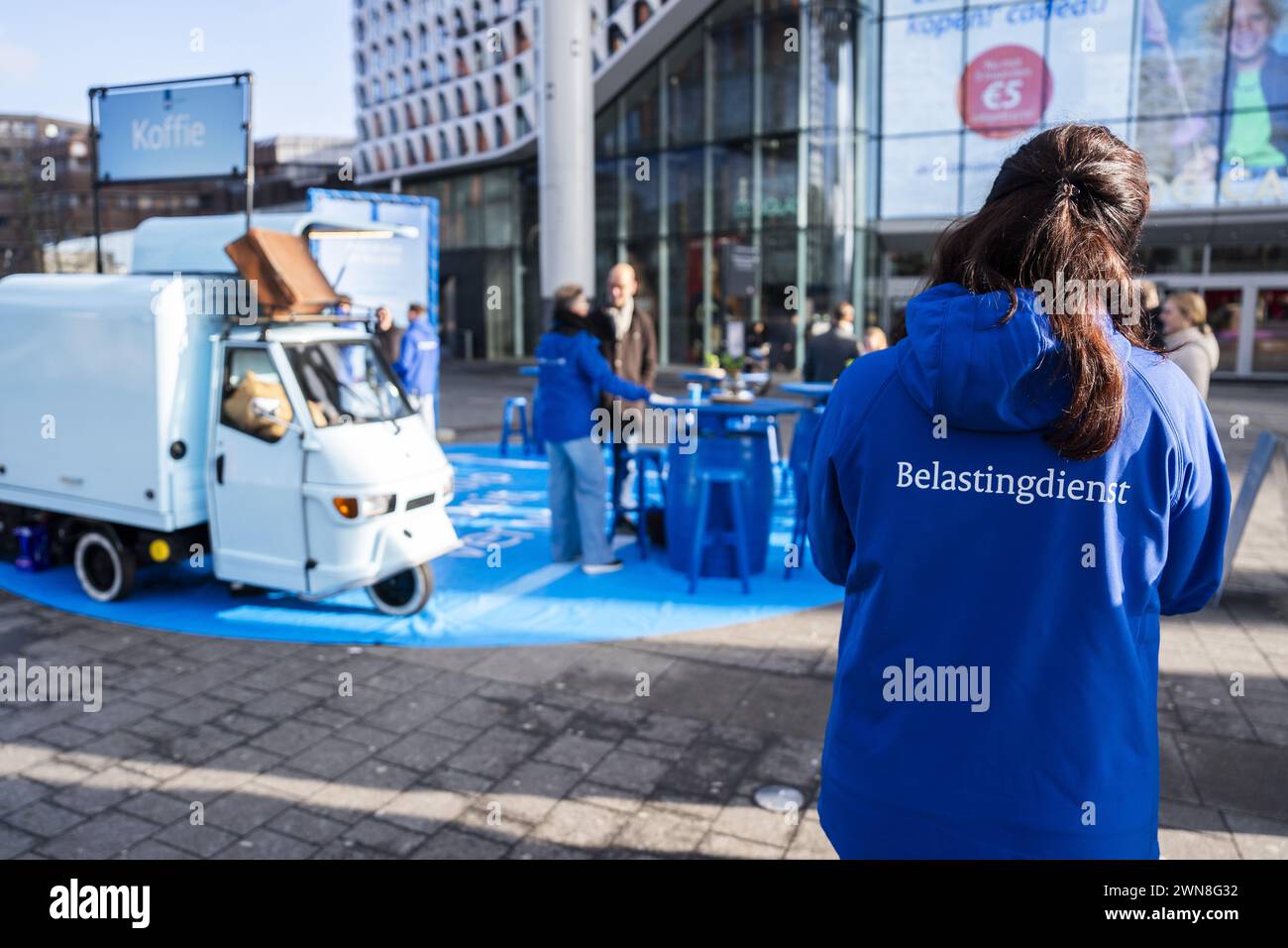 UTRECHT - Tax authorities help people with their tax returns at Utrecht ...