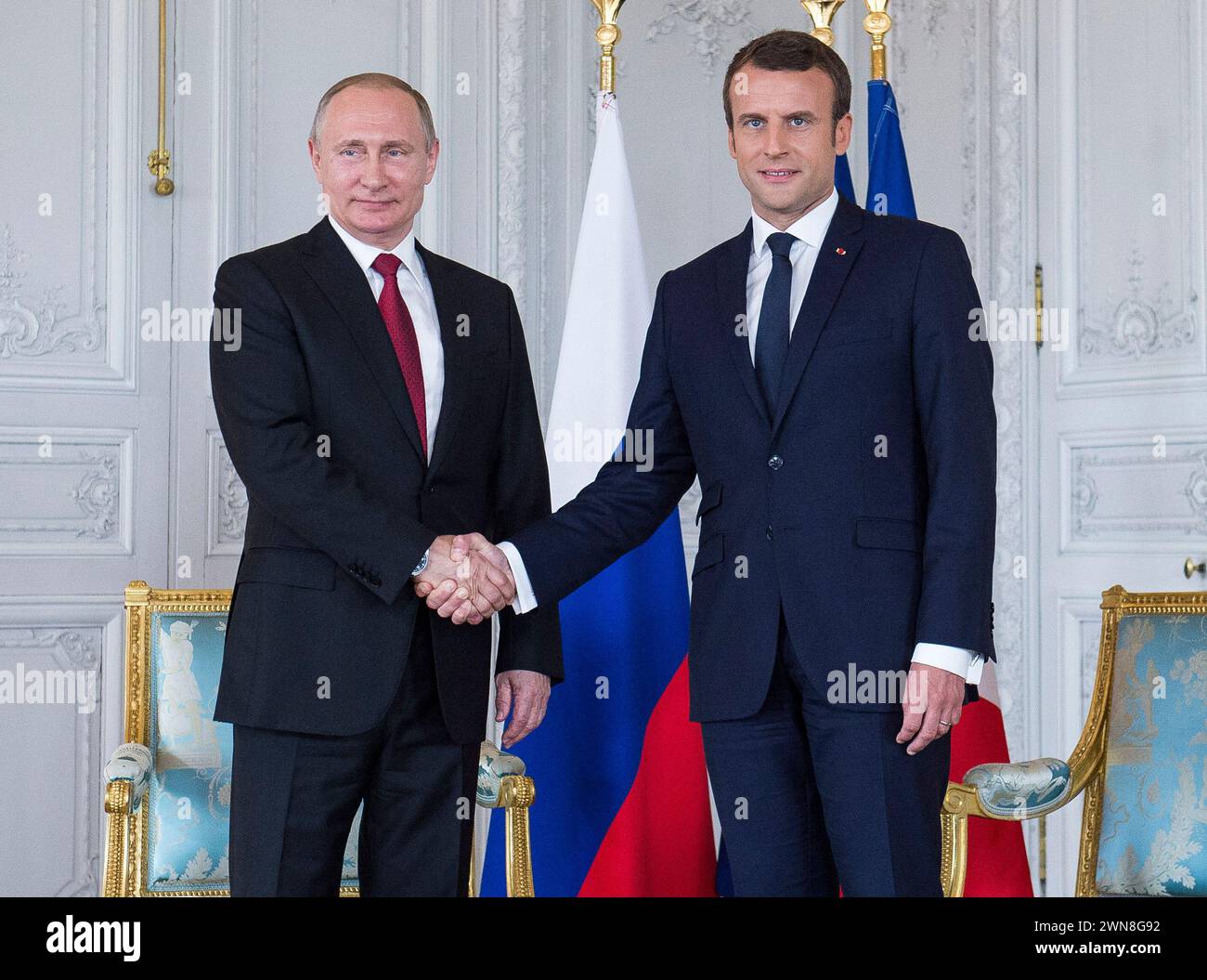 Vladimir putin handshake hi-res stock photography and images - Alamy