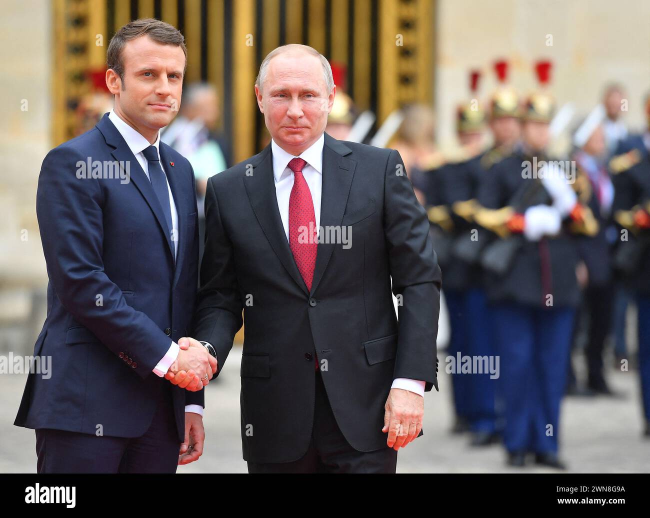Vladimir putin handshake hi-res stock photography and images - Alamy