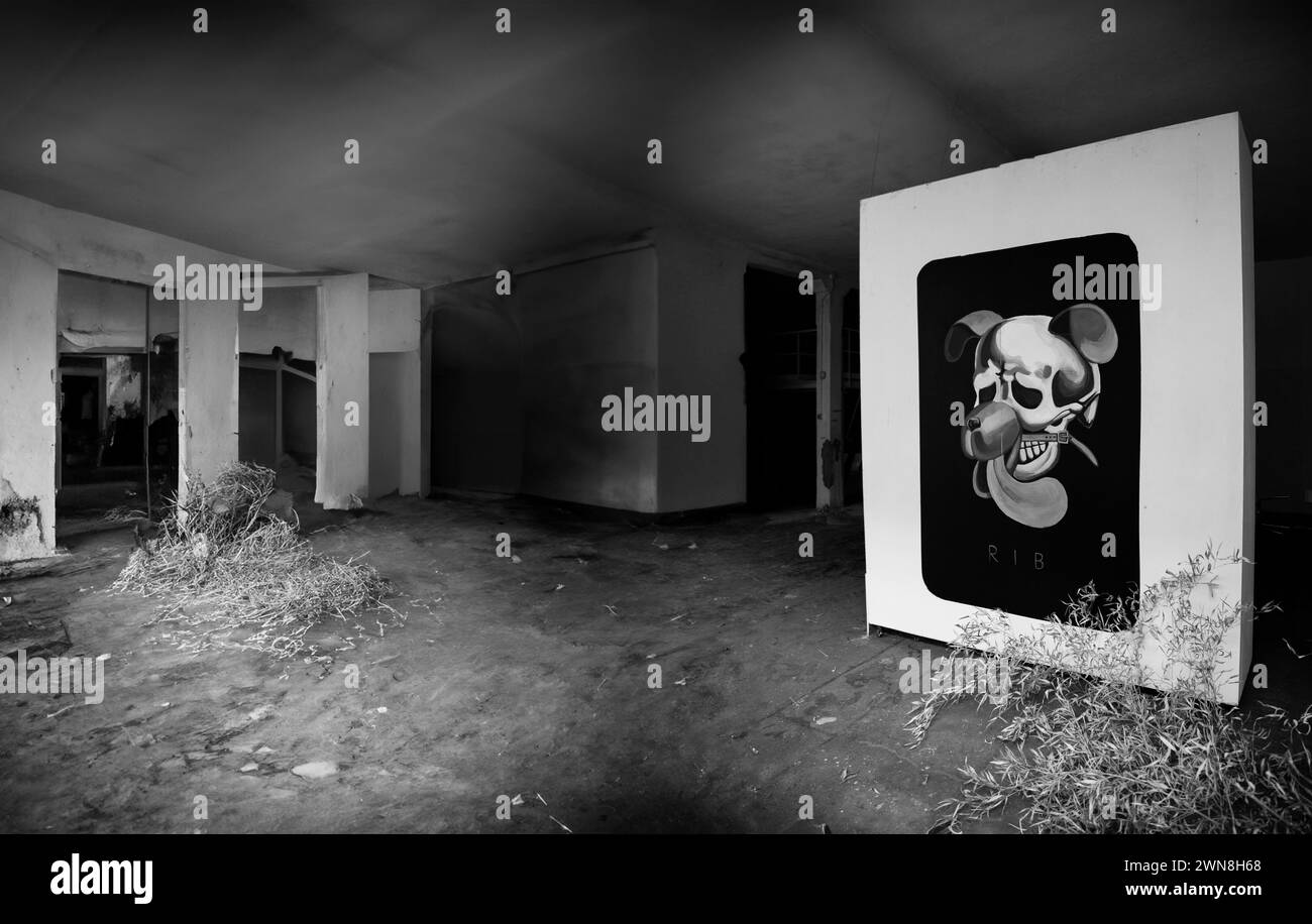 Breaking building Black and White Stock Photos & Images - Alamy