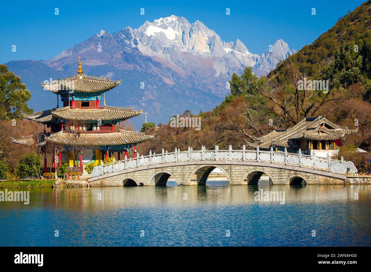 Bridge and pagode pavillion at the Black Dragon Pool with Yulong Snow ...