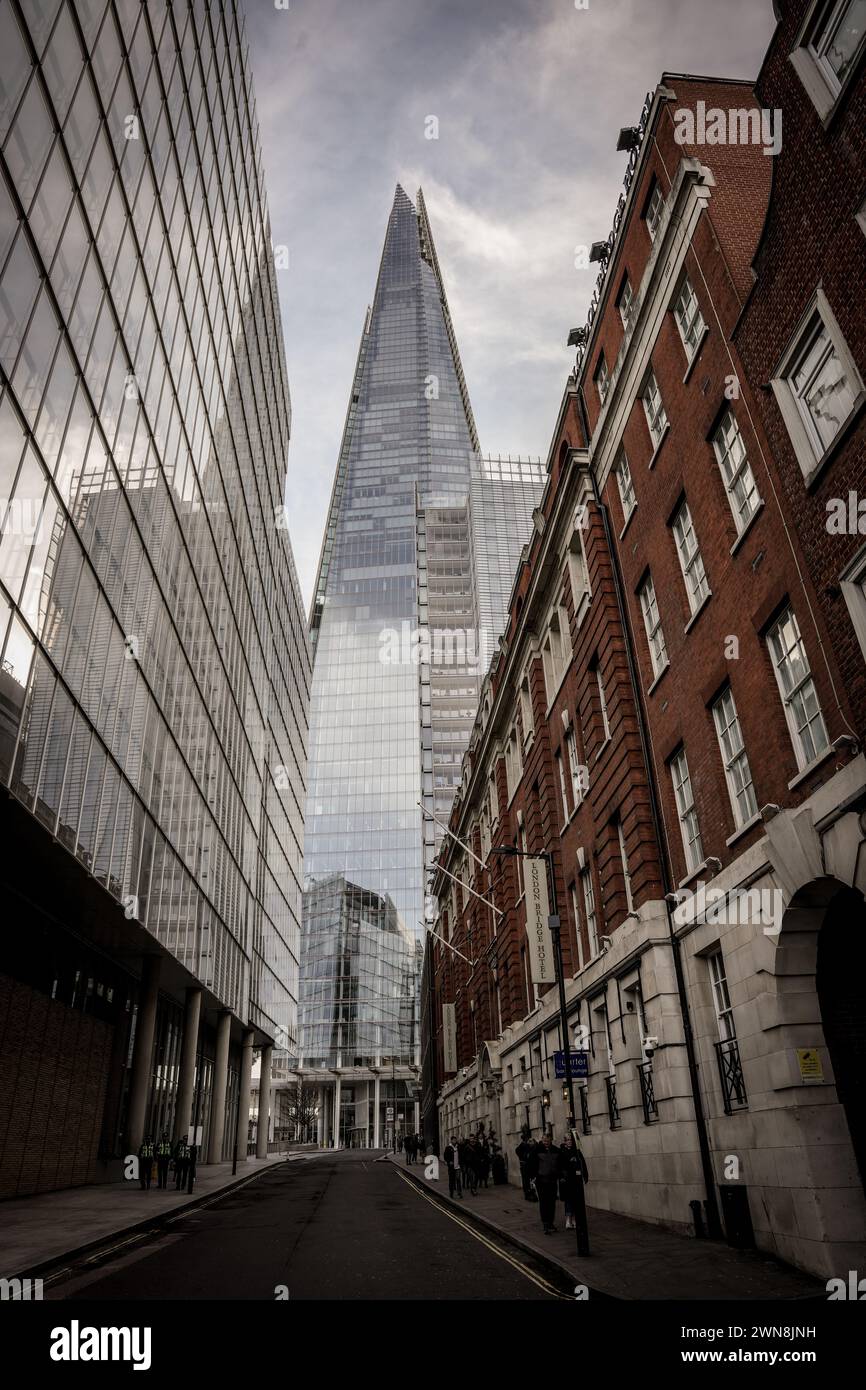A museum building on a city street with stunning architecture in London ...