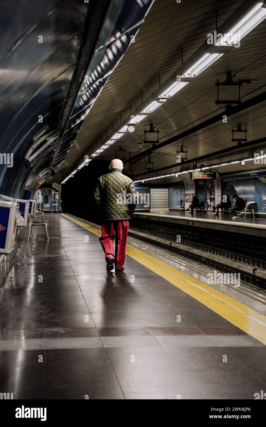 Crowded train boarding station hi-res stock photography and images - Alamy