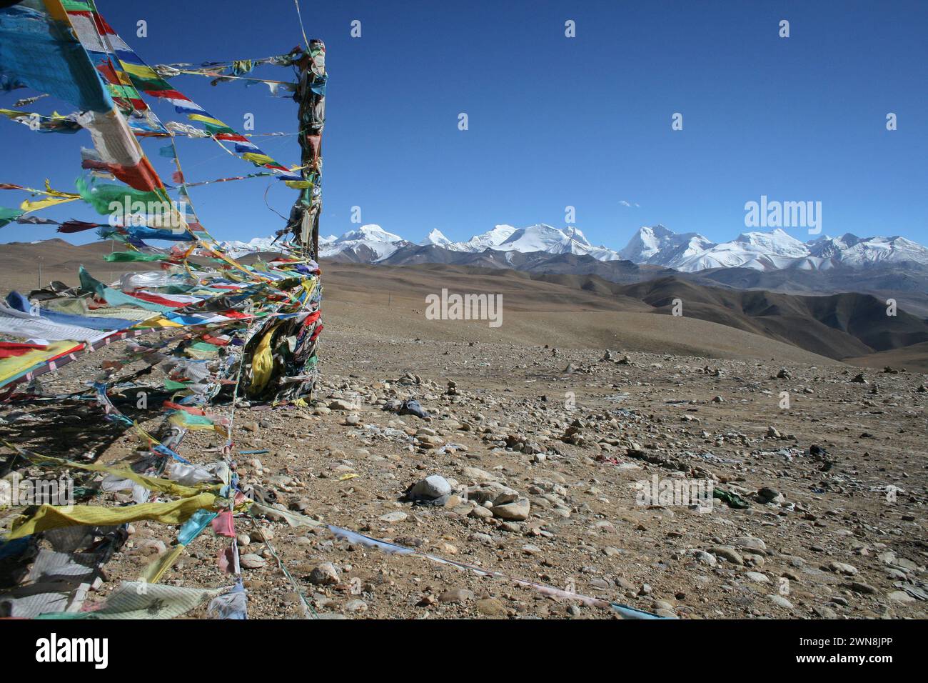 Colourful prayer flags in Yamdrok, Himalayas,Tibet Stock Photo - Alamy