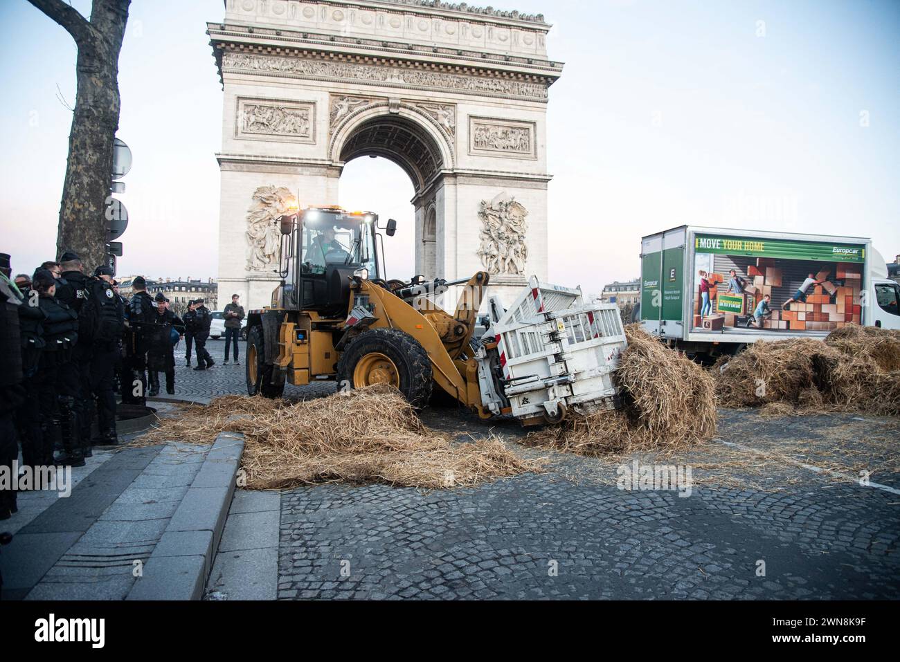 Paris, France. 01st Mar, 2024. About one hundred members of the farmers ...