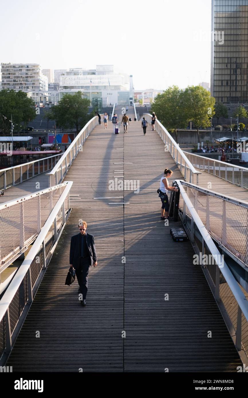 Pedestrians walking on the bridge hi-res stock photography and images ...