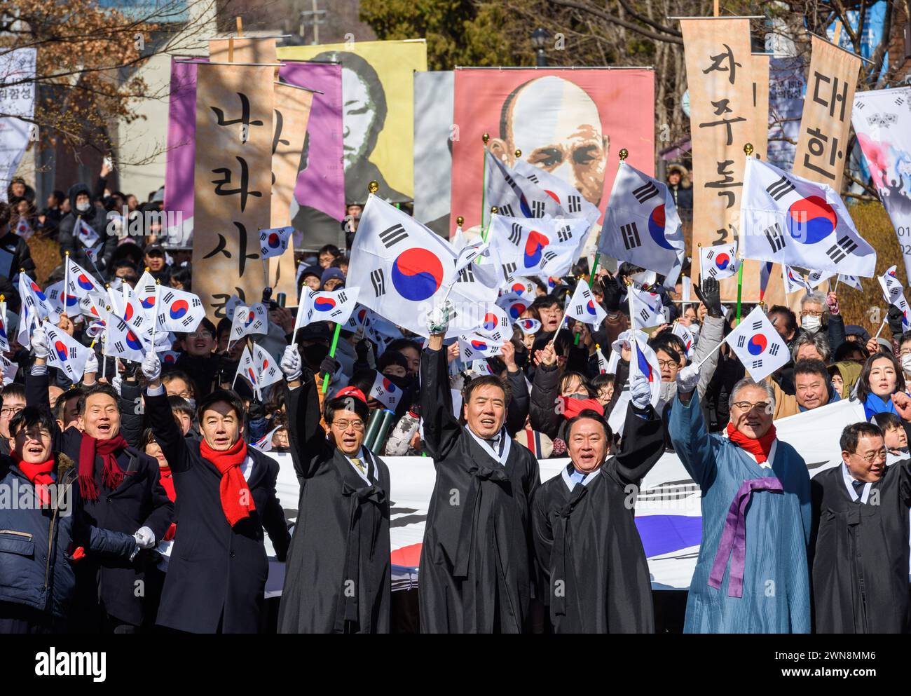 Seoul, South Korea. 01st Mar, 2024. South Koreans wave their national ...