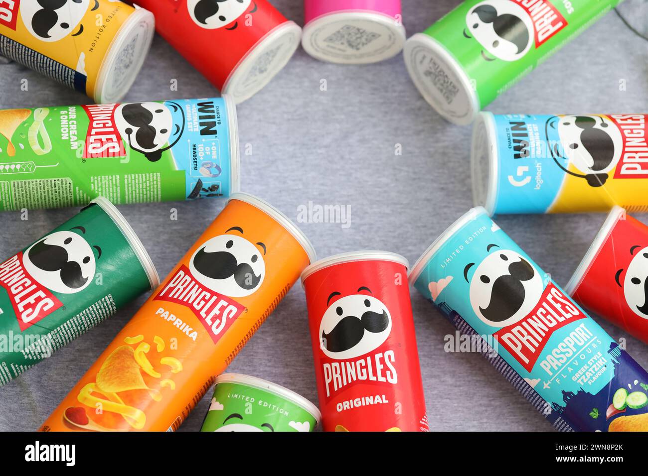 Pringles red tubes hi-res stock photography and images - Alamy