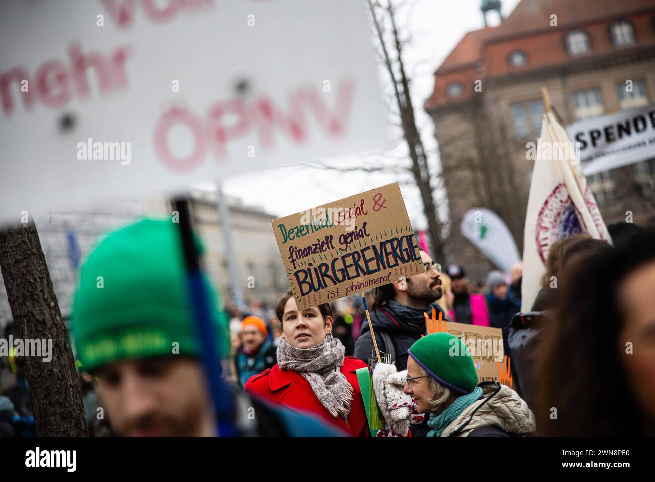 Plakat während der Kundgebung. Kundgebung während dem Streik der BVG und dem Klimastreiktag am ...