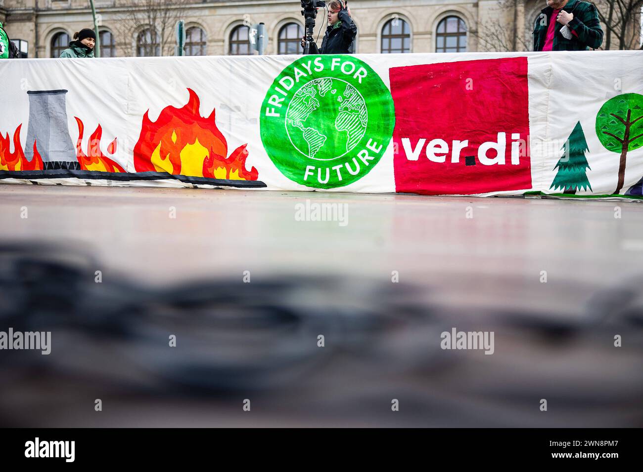 Die Logos von Friday for Future FFF und der Verdi gemeinsam auf einem Banner. Kundgebung während ...
