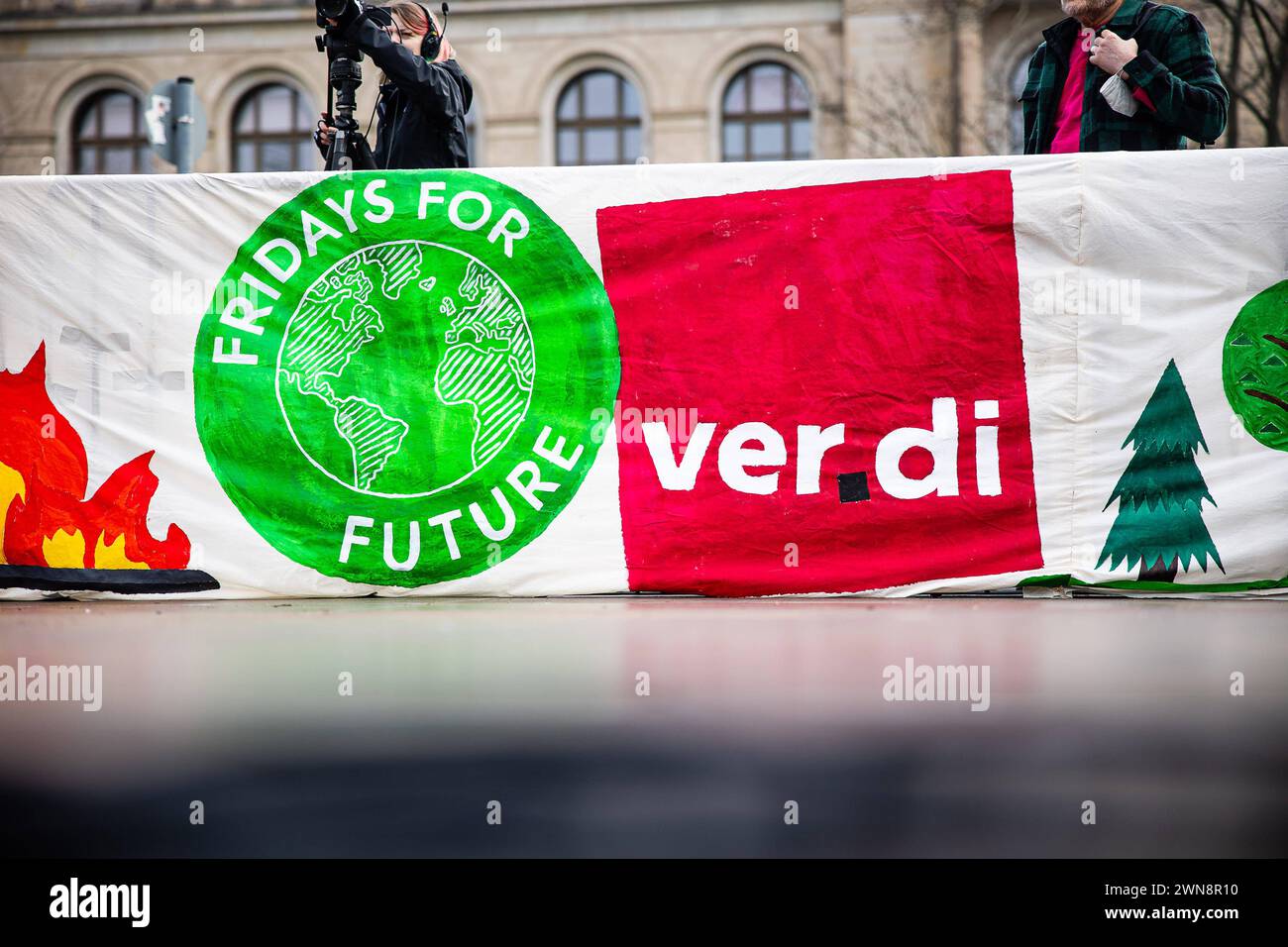 Die Logos von Friday for Future FFF und der Verdi gemeinsam auf einem Banner. Kundgebung während ...