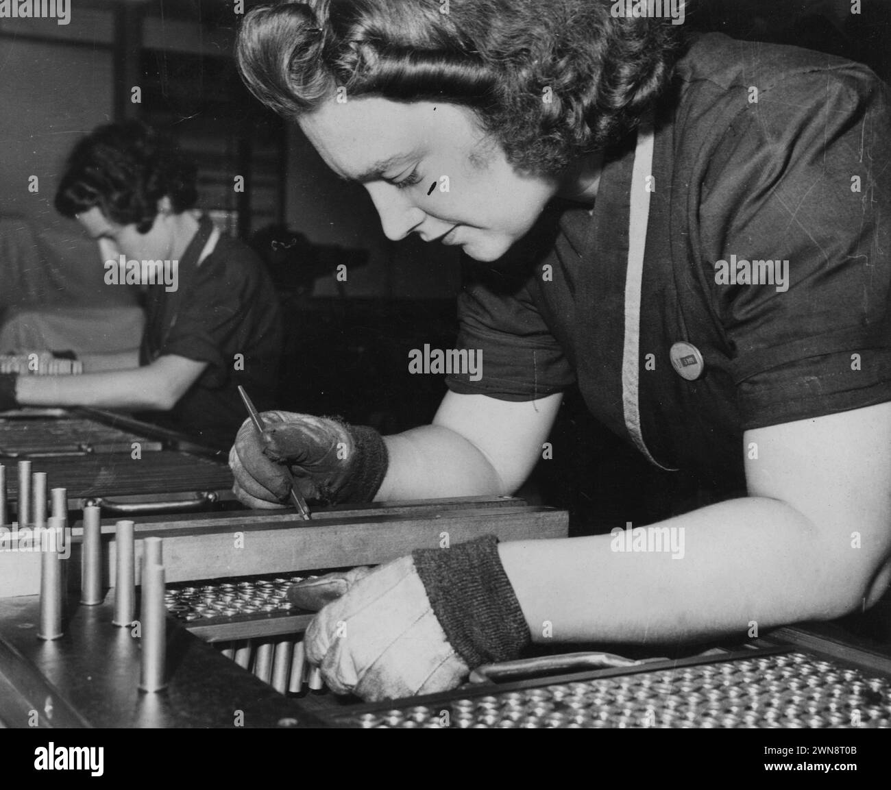 Vintage photographs of women working factories in the Second World War ...