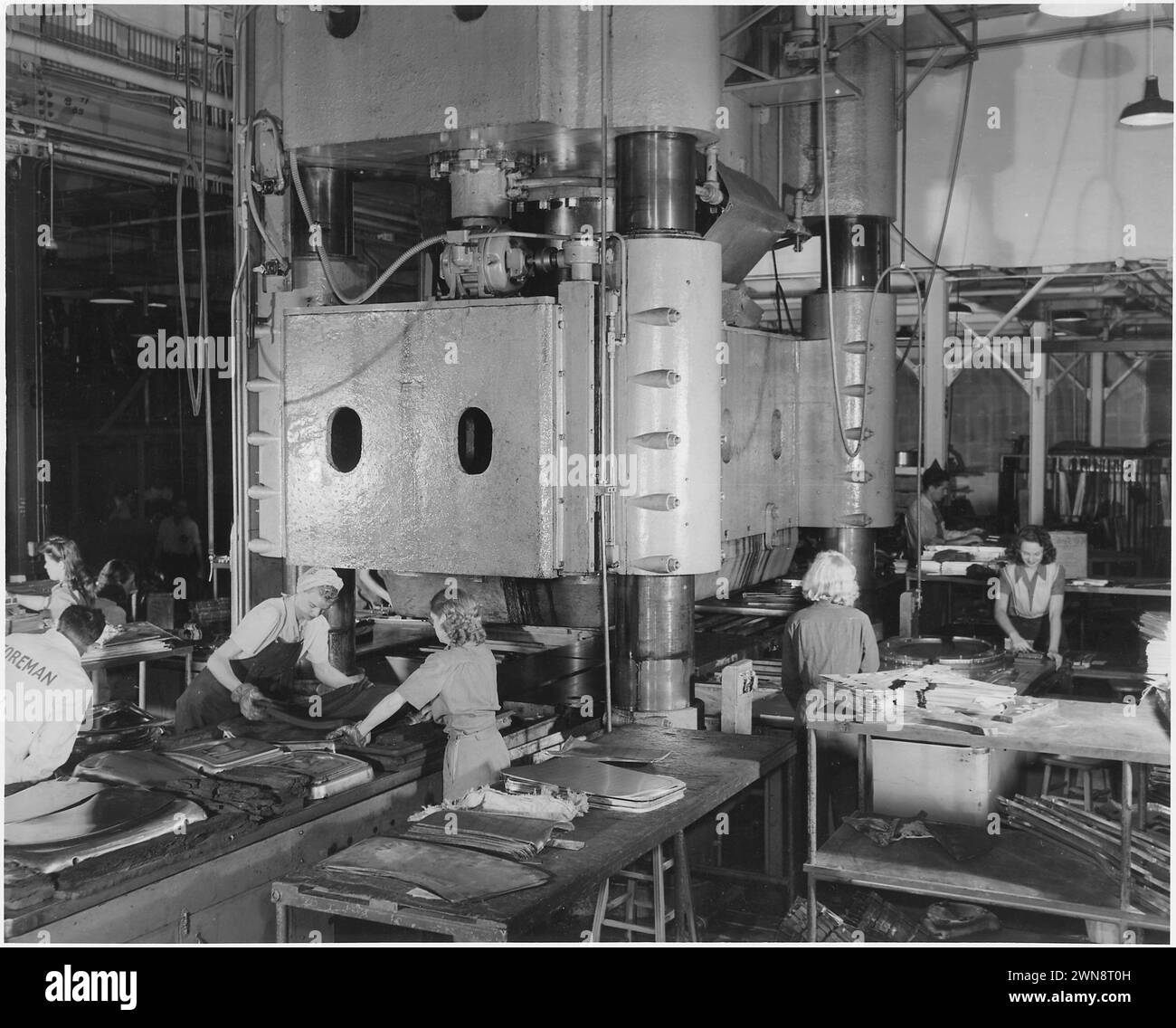 Vintage photographs of women working factories in the Second World War ...