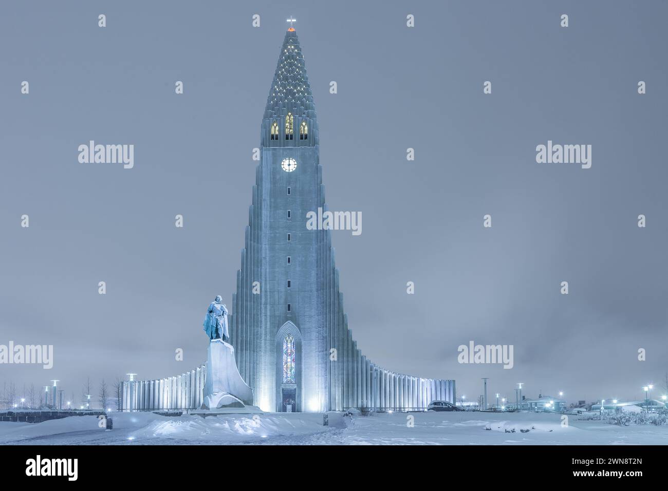 Statue of Leifur Eiriksson and Hallgrimskirkja, Reykjavik, Icela Stock ...
