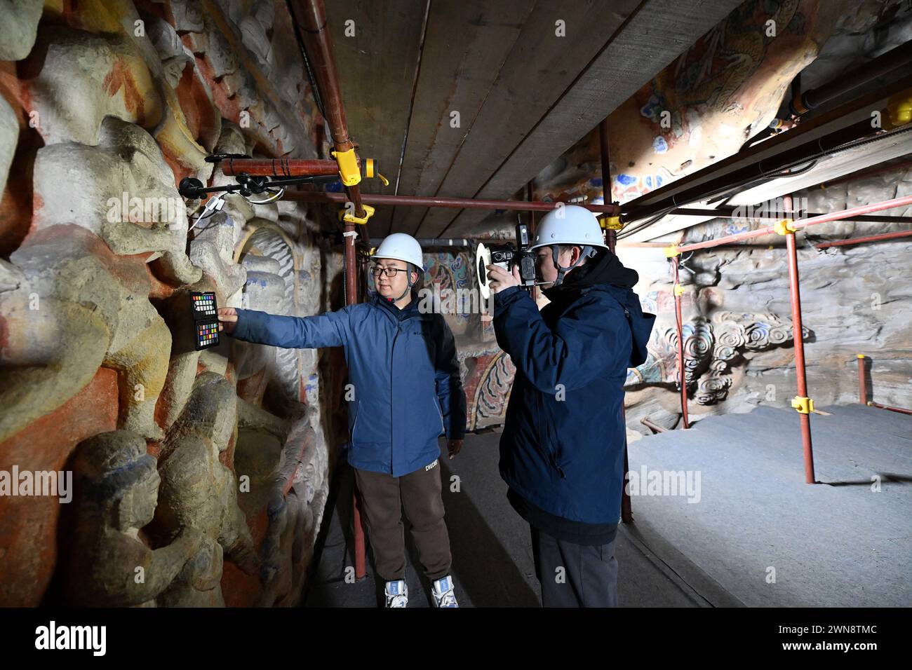 (240301) -- DATONG, March 1, 2024 (Xinhua) -- Li Min (R), a staff ...