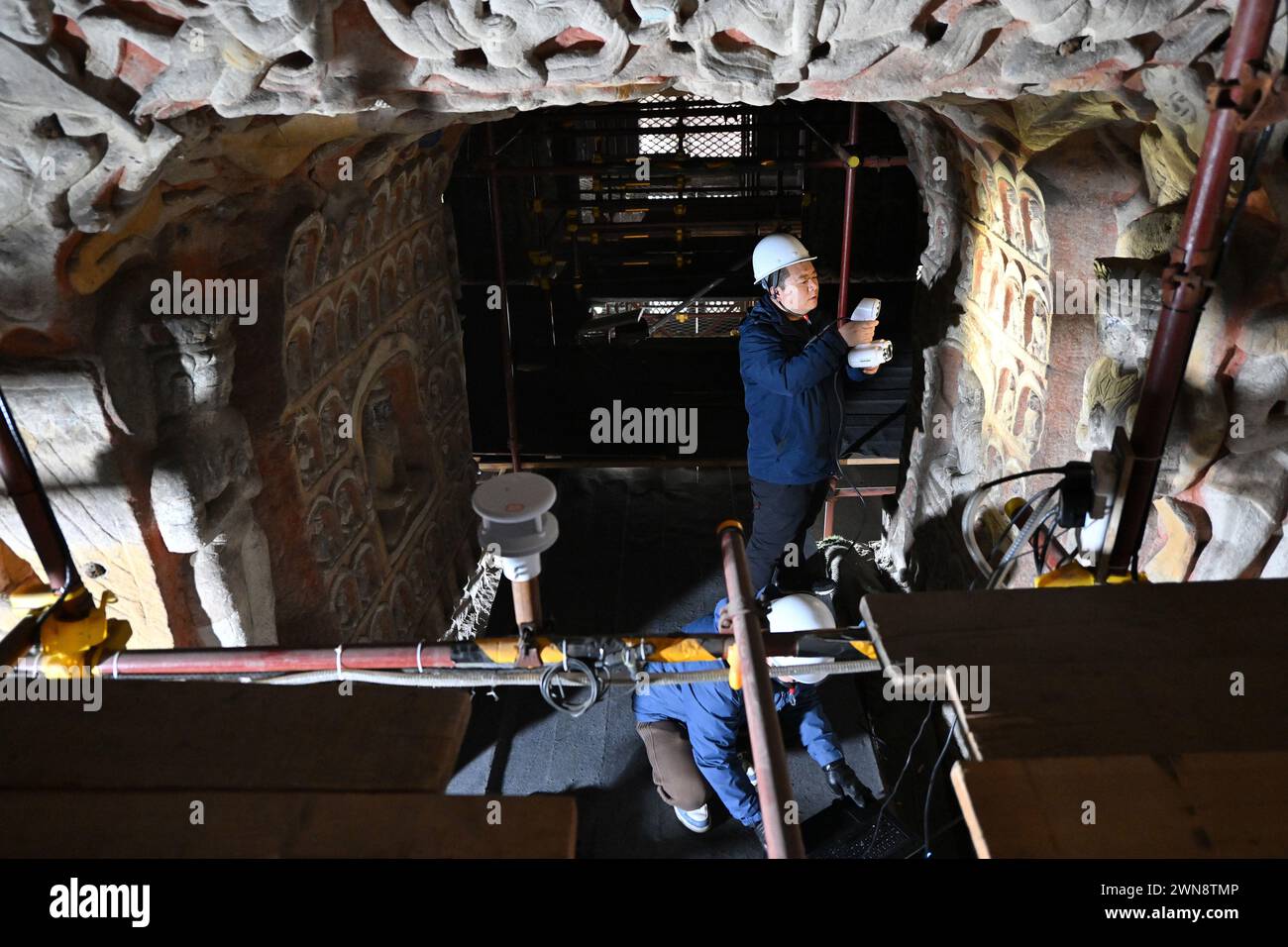 (240301) -- DATONG, March 1, 2024 (Xinhua) -- Du Qiang (back), a staff ...