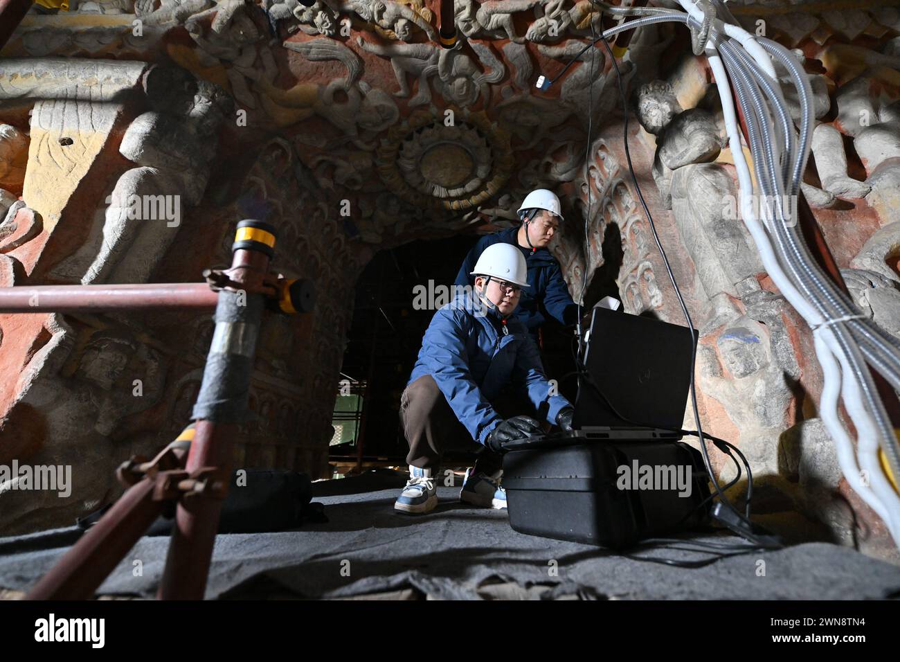 (240301) -- DATONG, March 1, 2024 (Xinhua) -- Pan Peng (front), a staff ...