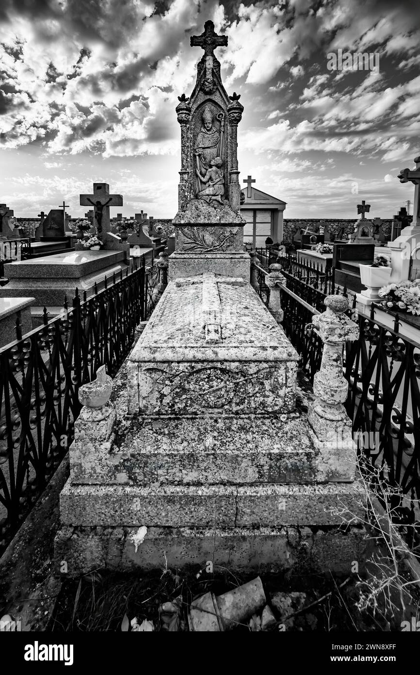 Aged cemetery hi-res stock photography and images - Alamy