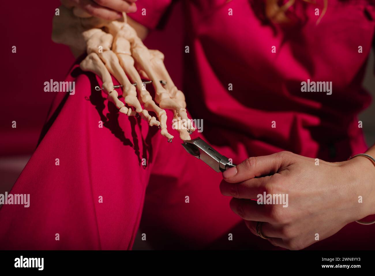 Doctor explaining operation to foot on bone model Stock Photo - Alamy